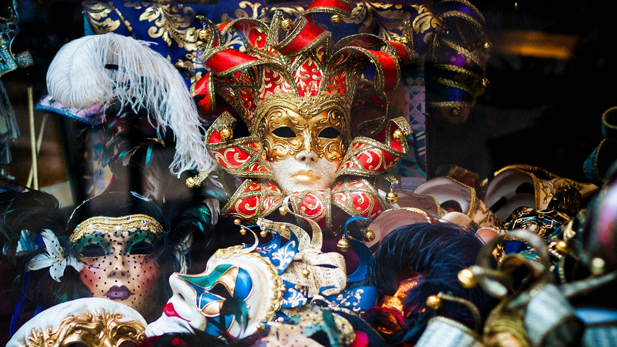 人心難測的化裝舞會開幕，請享用來自一流飯店與智力饗宴的雙重「款待」 - Readmoo閱讀最前線