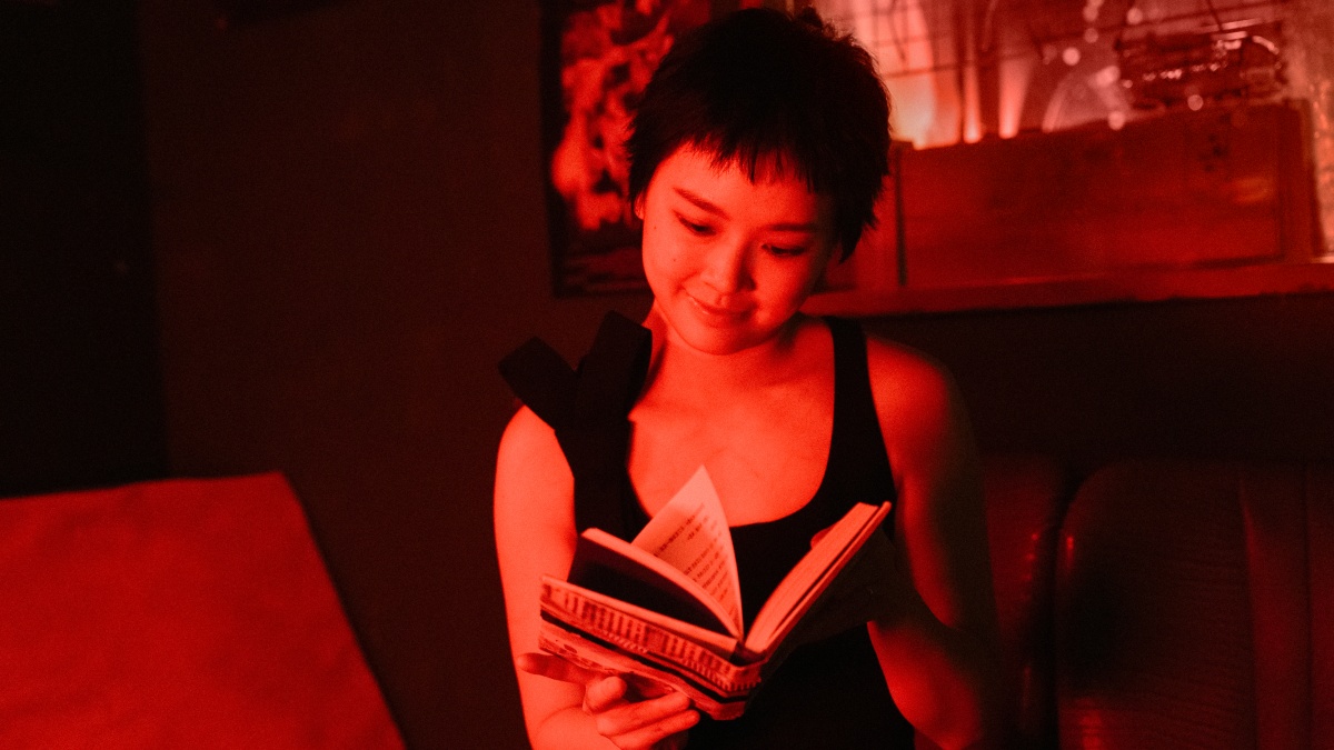 【2024 Openbook好書獎】無論是哪種孤獨，也許都能找到一本書來陪伴：專訪閱讀大使阮鳳儀 - Readmoo閱讀最前線