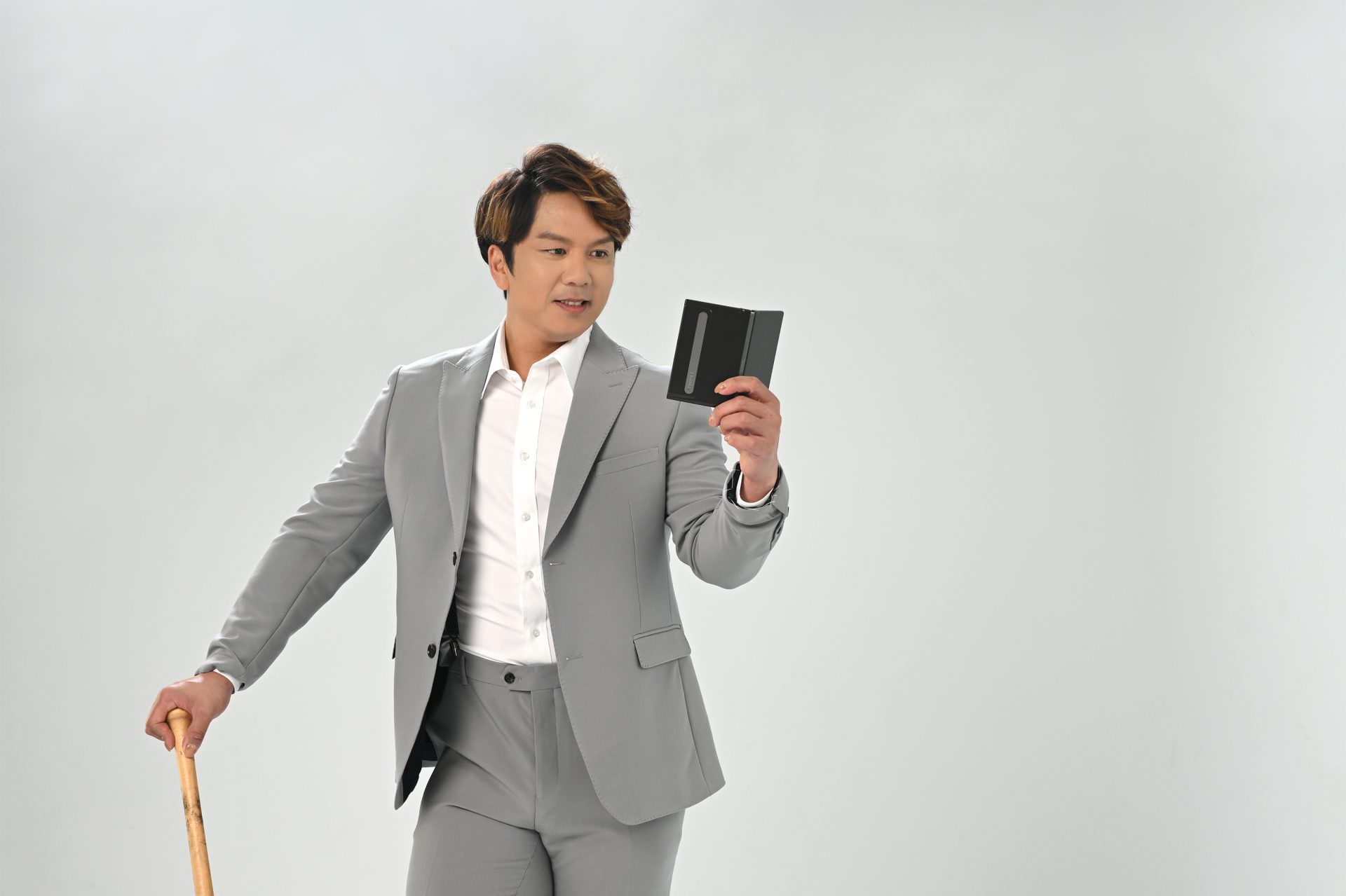 Readmoo 讀墨電子書攜手 E Ink 元太科技： 8 吋 mooInk V 全球第一台折疊彩色電子書閱讀器正式亮相 - Readmoo閱讀最前線